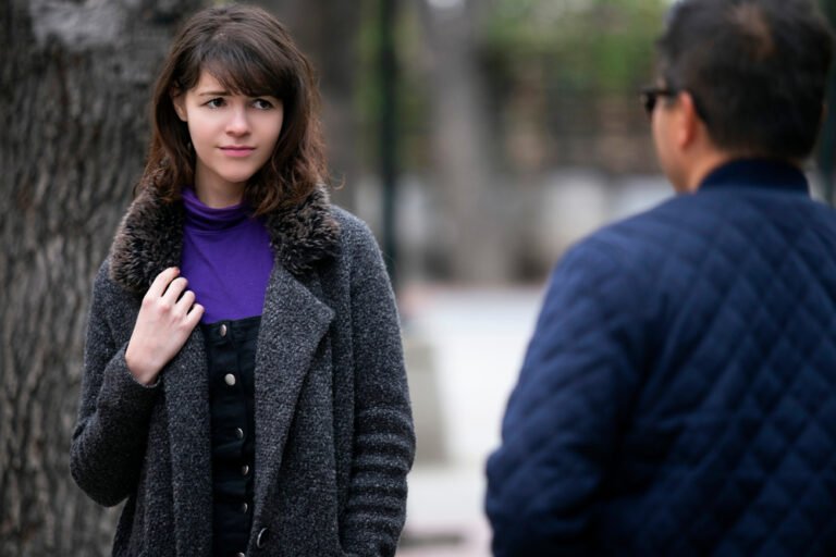 14 Real Disadvantages and Dangers of Talking to Strangers - Lifevif